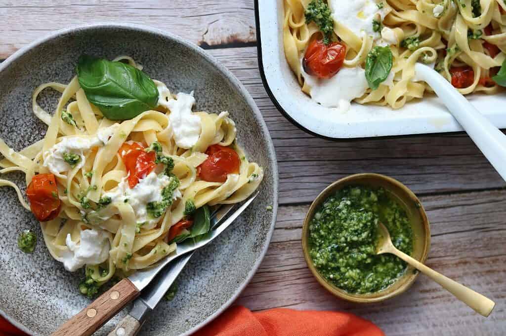 Pasta burrata caprese met pesto
