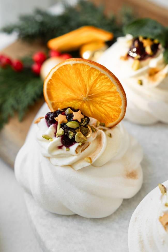 Mini pavlova's met fruit en witte chocoladeroom